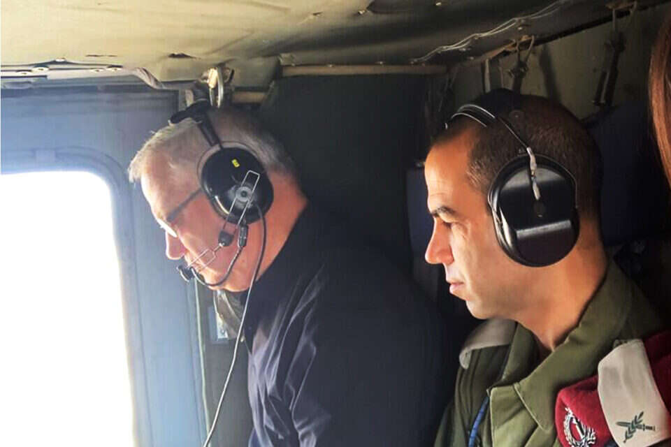 המזכיר הצבאי של גנץ אובחן בקורונה, מרתון בדיקות בקריה | ישראל היום