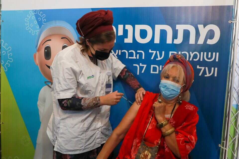 מחקר ענק של קופ"ח כללית: חיסון הבוסטר מפחית תמותה ב-90% בבני 50 ומעלה ...