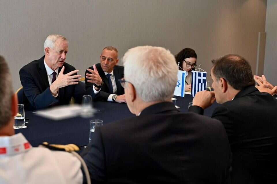 גנץ חשף תמונות לוויין: "נוכחות איראנית חריגה בים האדום" | ישראל היום