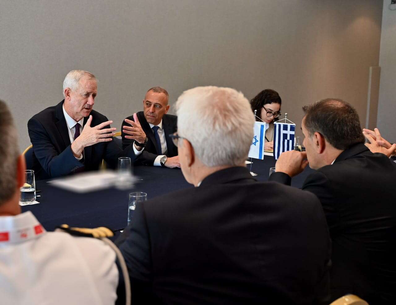 גנץ חשף תמונות לוויין: "נוכחות איראנית חריגה בים האדום" | ישראל היום