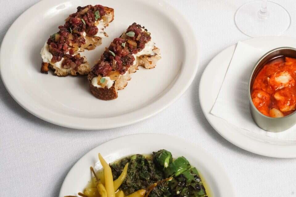 לא רק בר, לא רק מסעדה: היכרות ראשונה עם AKA44 | ישראל היום