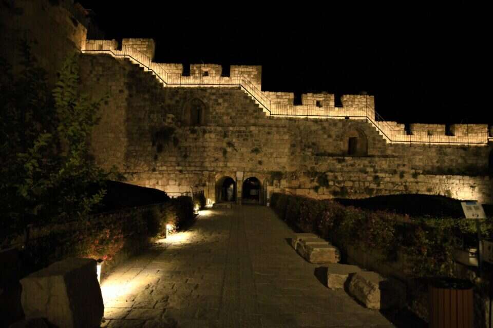 ירושלים של זהב: חומות הכותל הדרומי יוארו לראשונה | ישראל היום