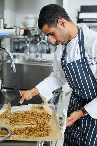 שירי עובד על המנה // צילום: אמיר מנחם