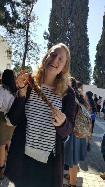 רננה שמרלינג עם הצמה שתרמה לטובת חויל סרטן // צילום: שלומית עוז