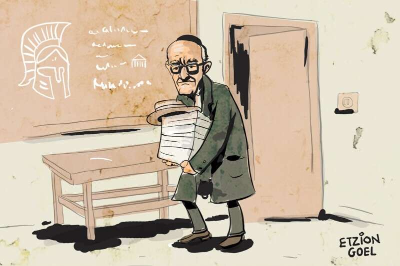 החייל חייך חיוך קטן, פתח פאוץ' אחורי באפוד והוציא משם עלה שהוא קטף מן ...