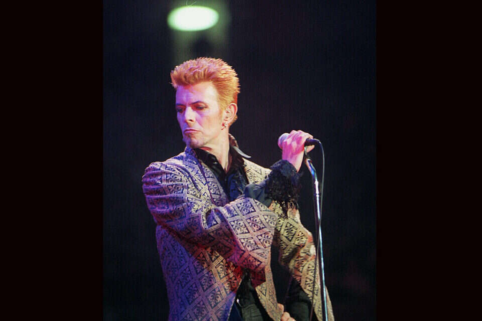 פריטים נדירים שמעולם לא נחשפו: מוזיאון דיוויד בואי מטריף את המעריצים ...