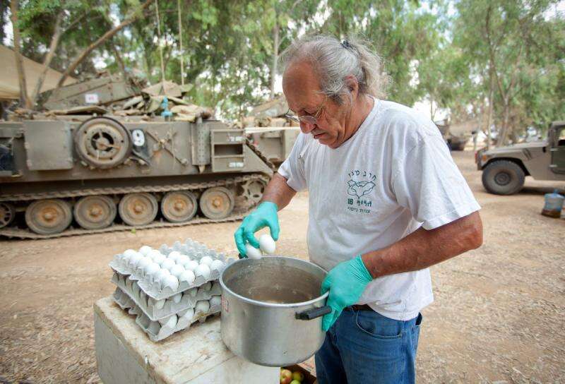 ארזי בפעולה. "בהתחלה ניסיתי כל מיני מאכלים, עד שהגעתי לסביח"