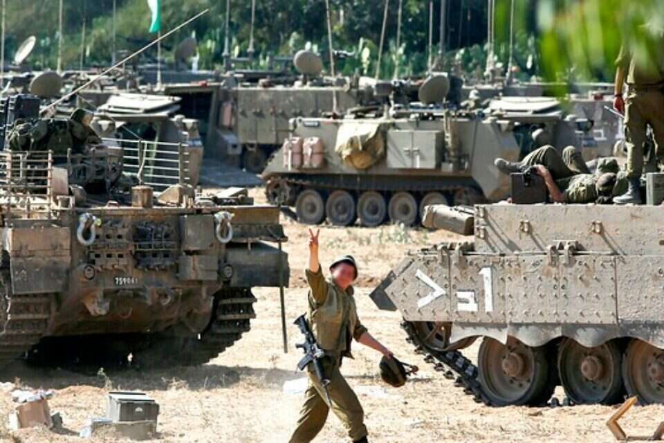 מחכים לפקודה: על גבול עזה, אתמול // צילום: אי.פי // מחכים לפקודה: על ...