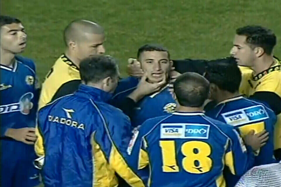 75 רגעי הספורט שכל ישראלי צריך להכיר: ההתמוטטות הטרגית של מני לוי במדי ...