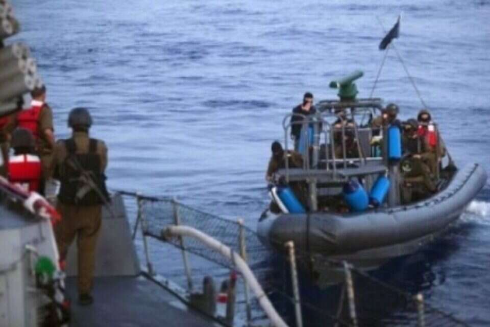 צילום: AP // An Israeli patrol boat beside an Israeli warship in 2010 ...
