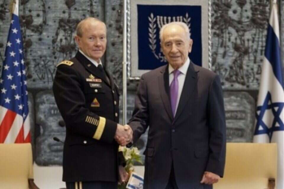 צילום: AP // On the same page? Gen. Martin Dempsey, left, with ...