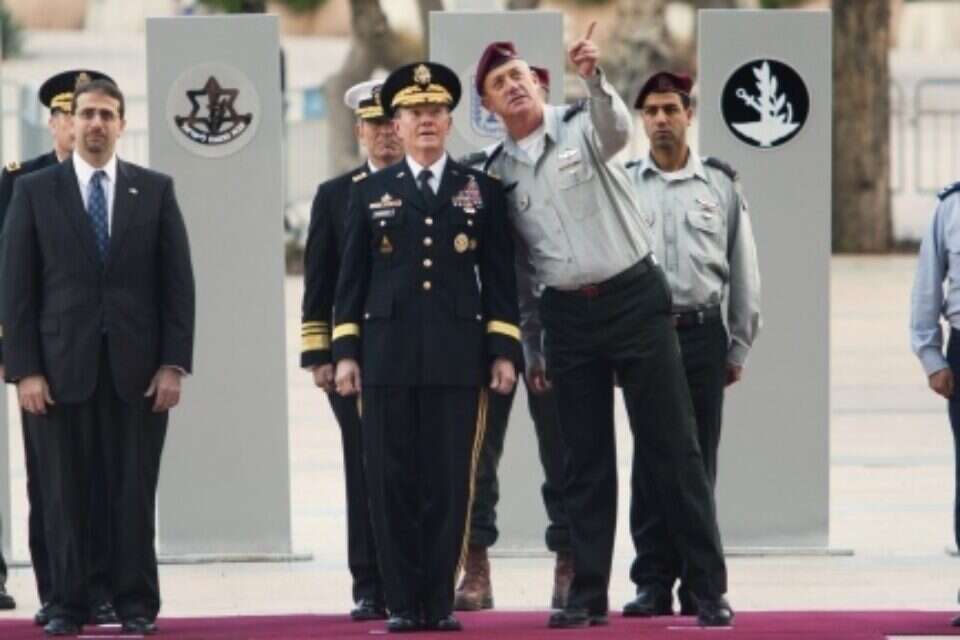 צילום: AP // Chief of General Staff Lt. Gen. Benny Gantz (right) hosts ...