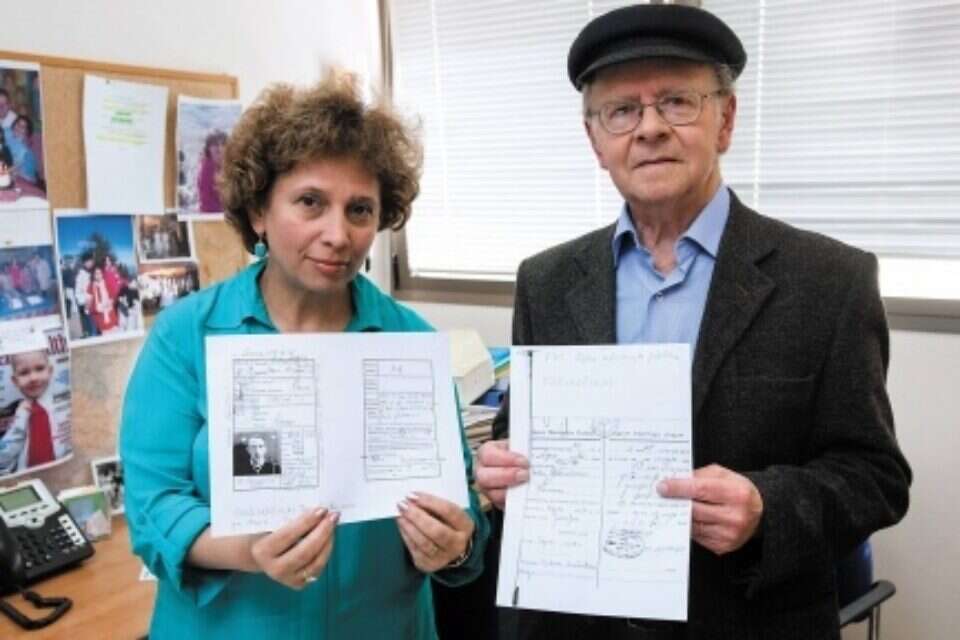צילום: Dudi Vaaknin // Dr. Yosef Guri and a Yad Vashem archive ...