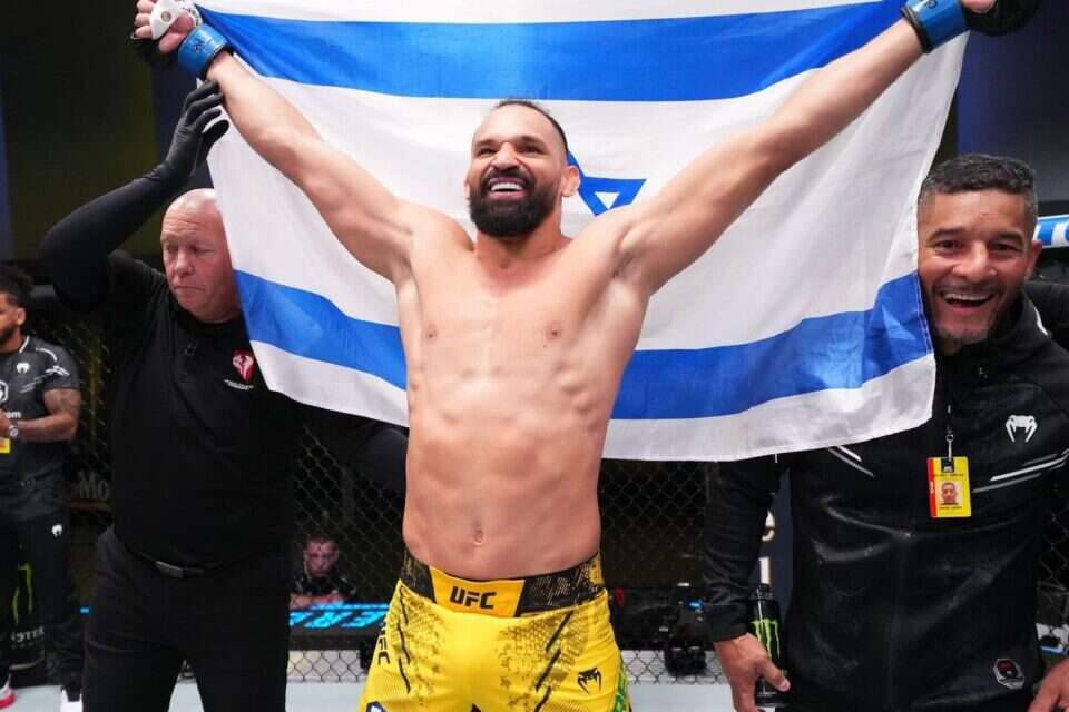 "הלב שלי נשבר": צפו בלוחם UFC ברזילאי חוגג את הניצחון עם דגל ישראל ...