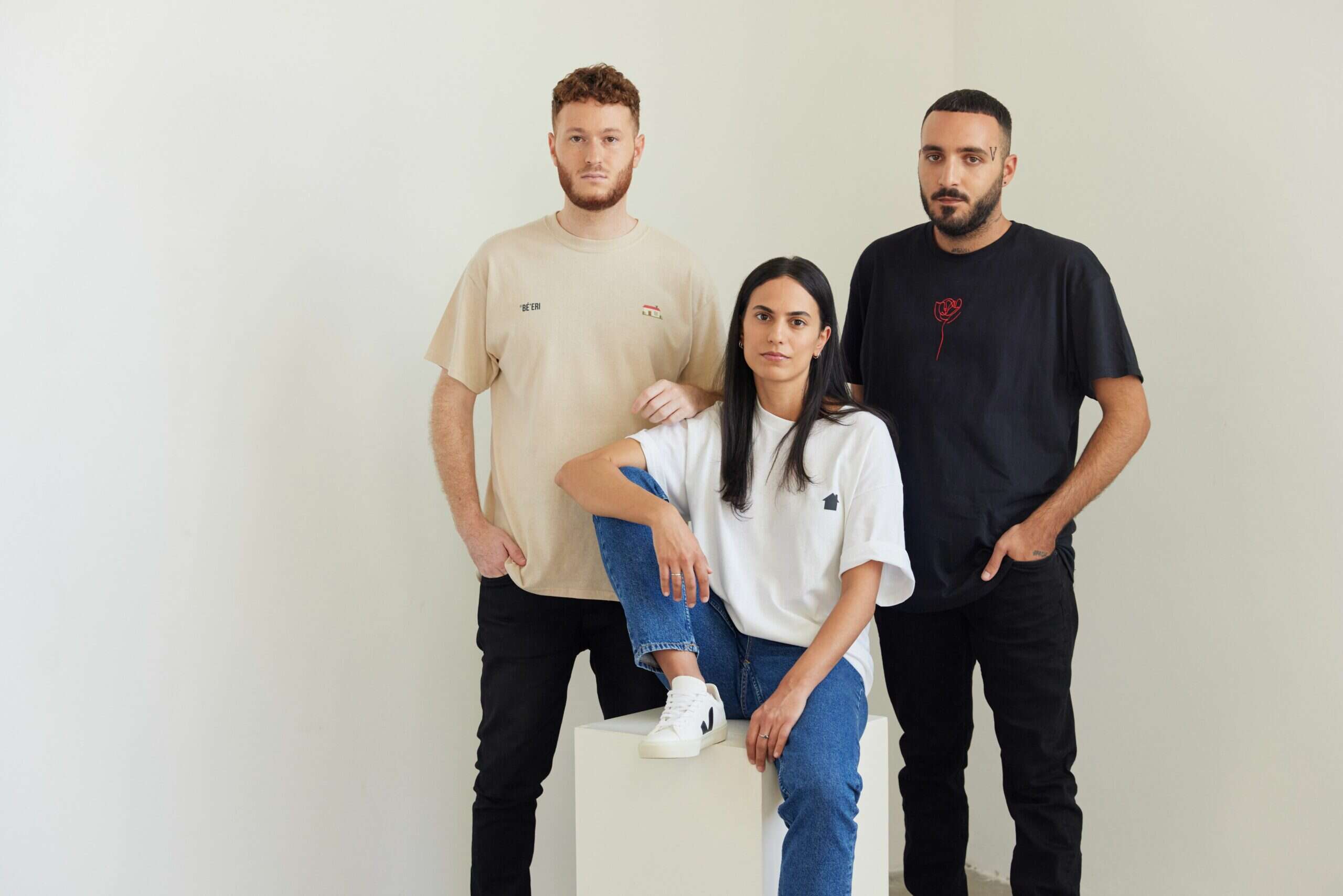 "נשאר לנו חור בלב בצורת הבית בקיבוץ": החולצות עם המסרים שמעבירות ...