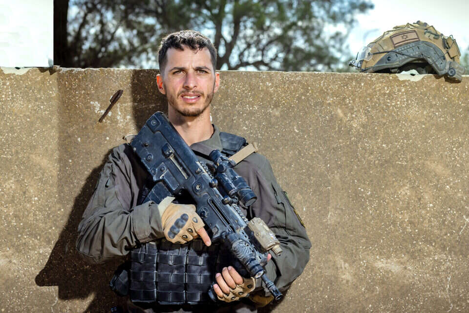 לא בלי אחי: אלישע ליבמן מרסס כתובות על קירות בעזה בחיפוש אחרי אחיו ...