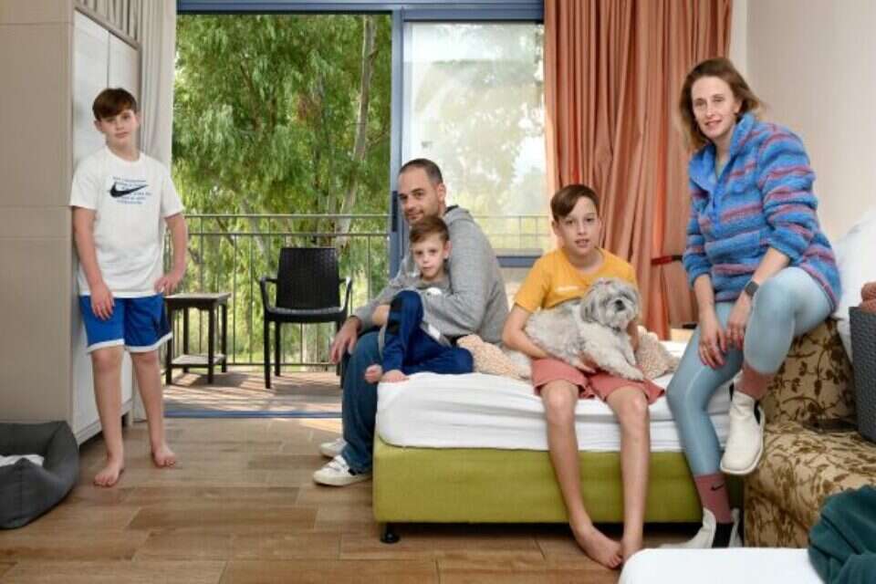 "כאילו אנחנו חיים ביקום מקביל - הילדים רוצים בהירות ולנו אין תשובות ...