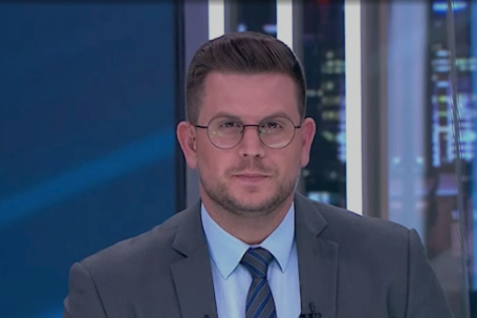 "כל זה כל יום?": מגיש החדשות לומד איך להסיר איפור | ישראל היום