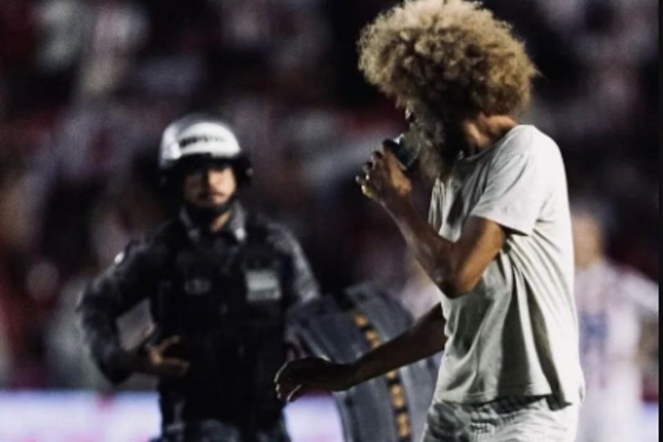 פרץ למגרש פעמיים ועישן מריחואנה: צפו בתקרית ההזויה מברזיל | ישראל היום