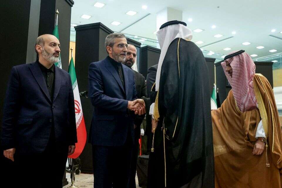 יוצאים מהבידוד? בטהרן מנצלים את מות ראיסי - ומחזרים אחר מדינות ערב ...