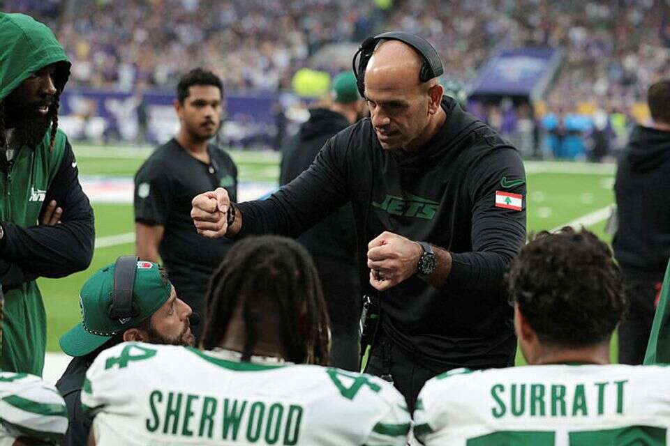 רק הבעת הזדהות? מאמן ה-NFL המוסלמי הגיע למשחק עם דגל לבנון | ישראל היום