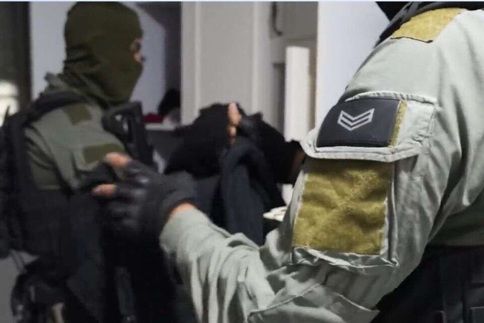 35 אלף שקל ל"גלוק" ו-90 אלף ל-M16: סוכן סמוי הפליל חשודים בדואים ...