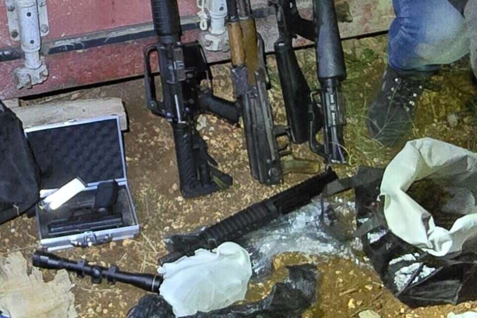 רובים, רימון ו-M16: נעצרו חשודים שהחזיקו מצבור אמצעי לחימה בתוך מכולה ...
