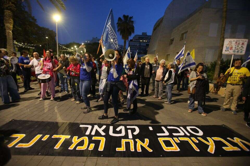 אלפים צועדים ברעננה: "סוכני קטאר מבעירים את המדינה" | ישראל היום