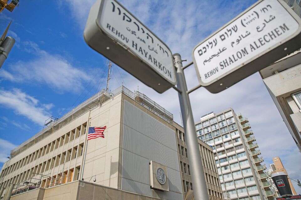 "מוות לאמריקה, מוות לאמריקנים": הועמד לדין התייר שניסה להצית את שגרירות ...